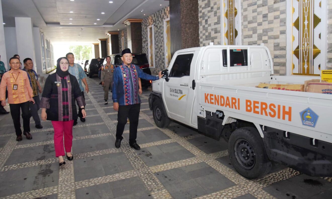 Dukung Kebersihan Kota, Bank Sultra Serahkan Bantuan CSR dan Pemkot Tambah Enam Truk Sampah ...